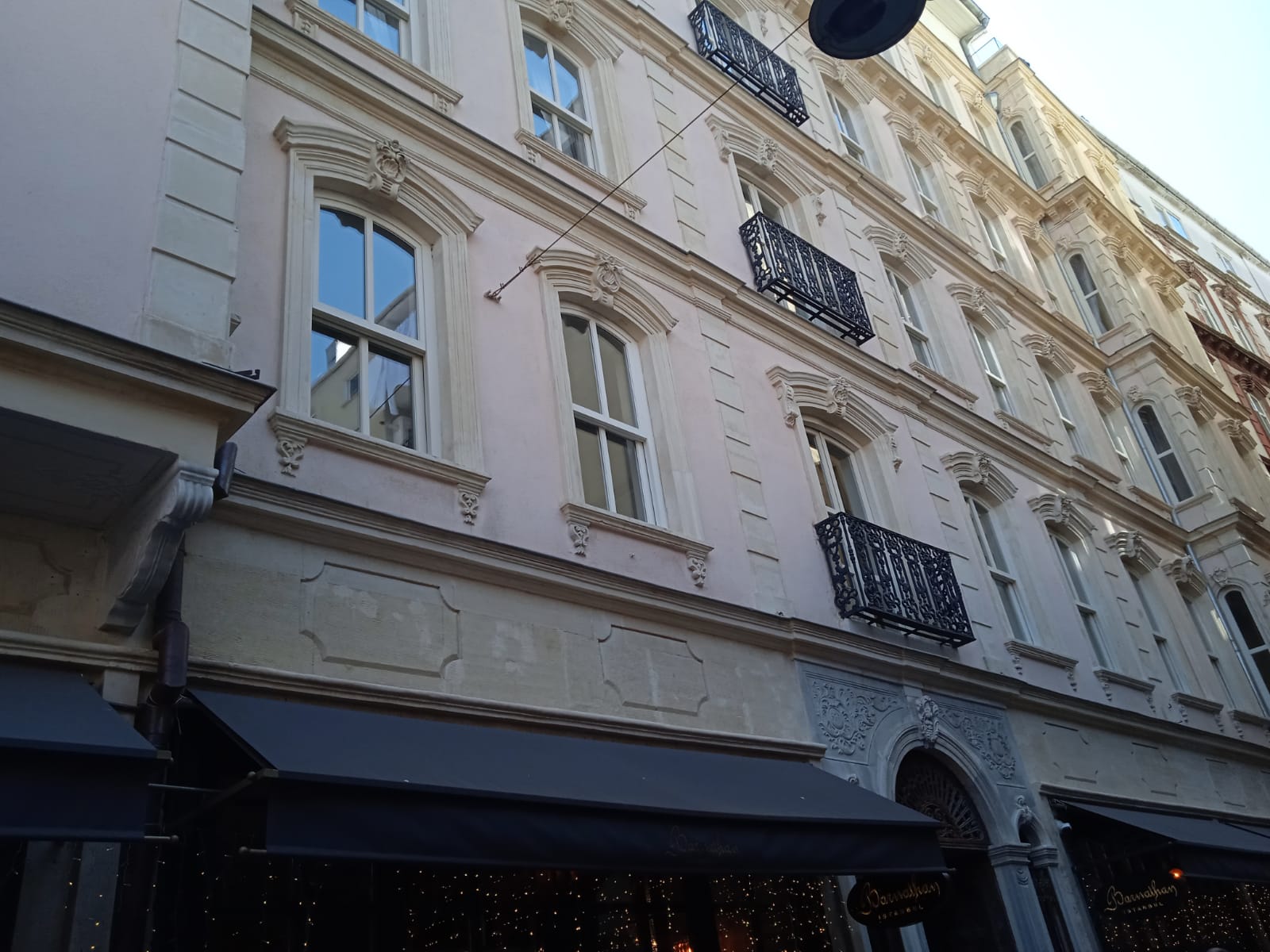 Barnathan Apartmanı’nın restorasyonu tamamlanıp turizme kazandırıldı ...