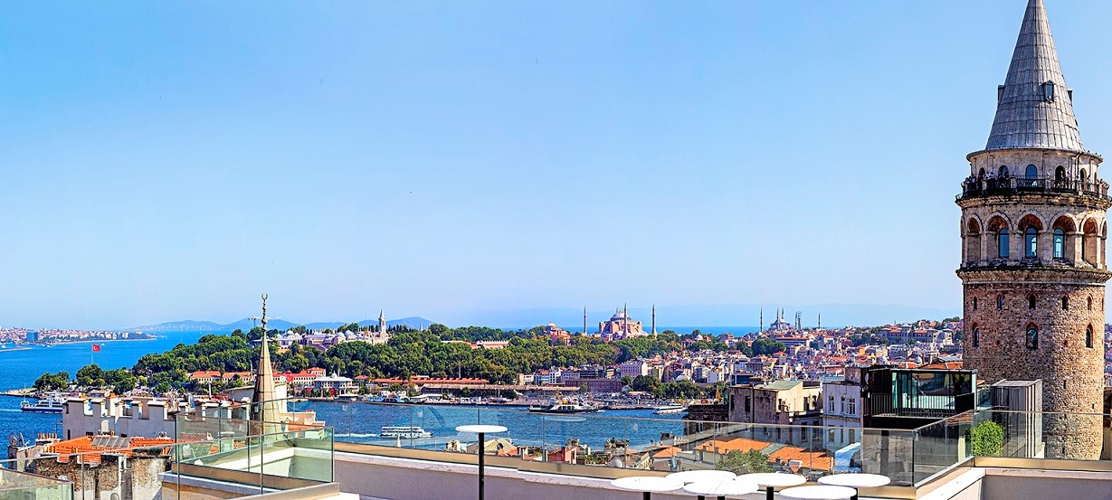 Barnathan Roof, misafirlerini boğaz manzarası eşliğinde, zengin açık ...